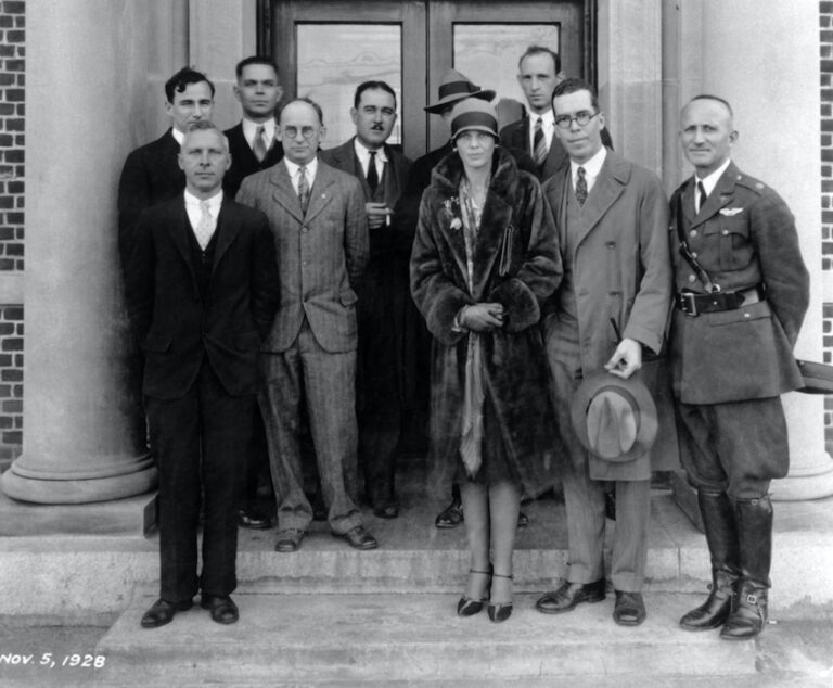 Große Held*innen: Amelie Earhart - Lore and Belle